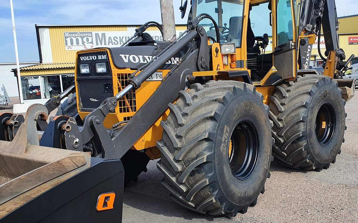 En fin gammal VOLVO BM EL70C grävlastare fick nya hjul.