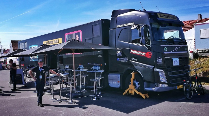 En lastbil kom i centrum på folkemødet