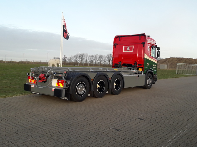 Scania 8x4 med hejs til Demstrup