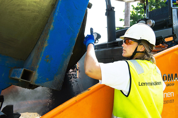 Spiller opp til veivals og legger 42000 tonn (!) asfalt