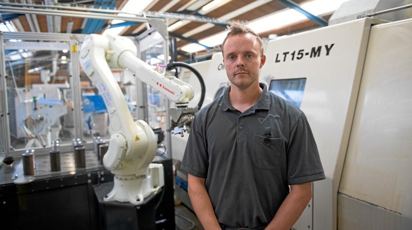 Ny robot frigiver tid på maskinfabrik
