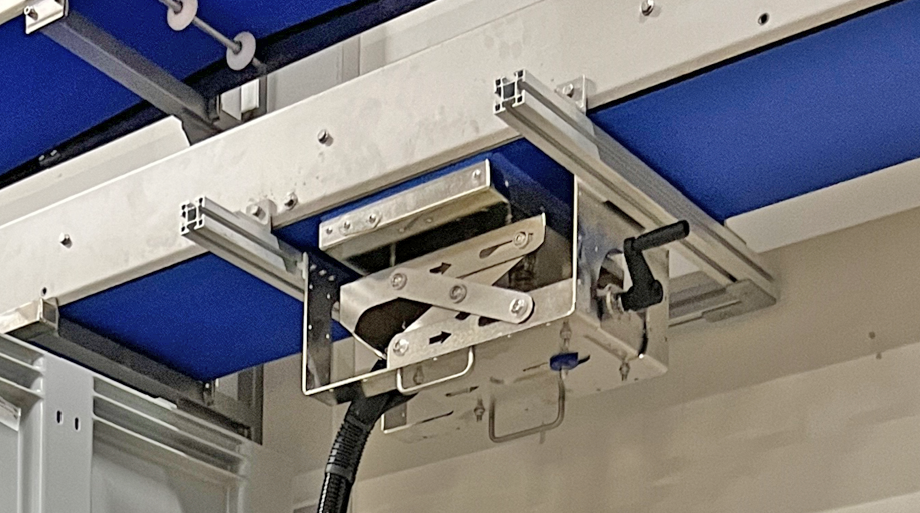 Transportbånd rengøres og desinficeres hurtigt og effektivt uden brug ...