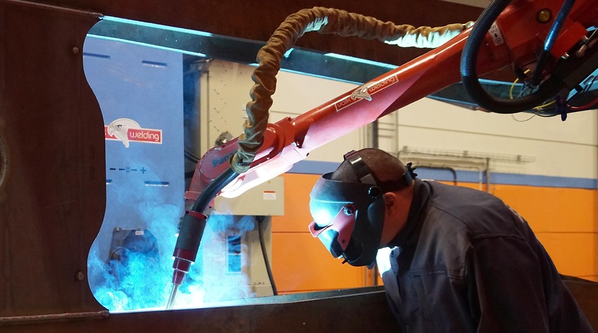 Robot svetsar trailerramar för Hammar Maskin
