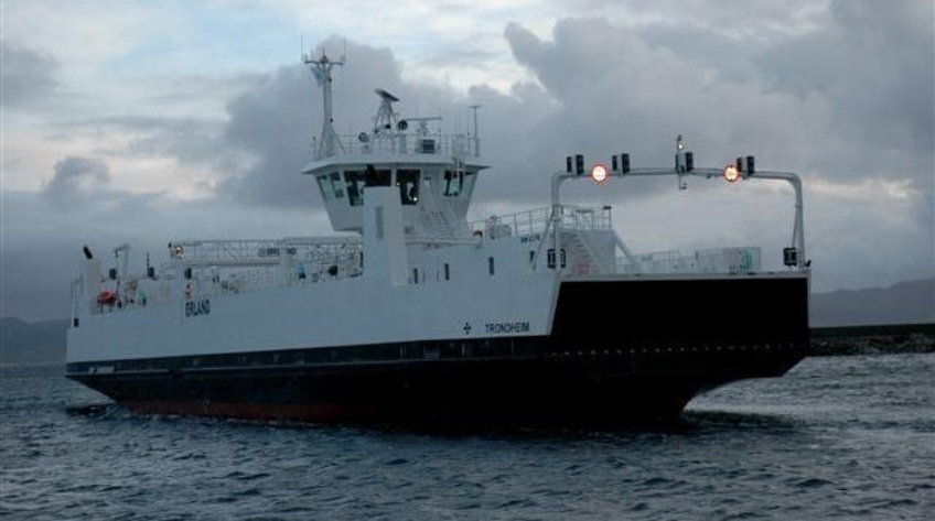 Grunnstøtt ferje trukket av grunn