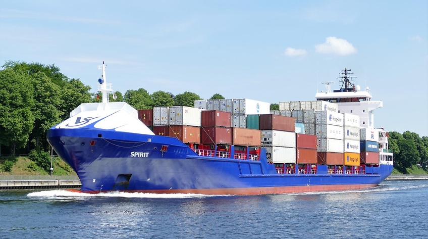 Kontainerskip med motorstans i Kristiansands havnebasseng