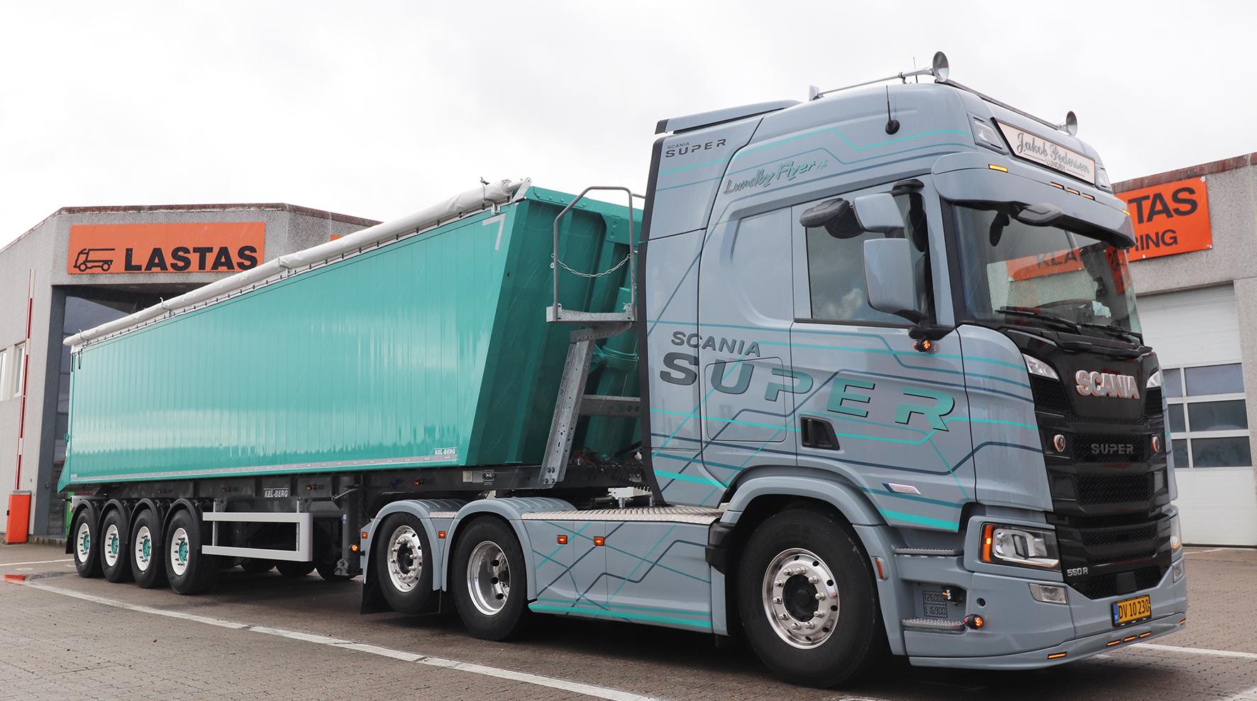 Ny flot Kel-Berg 4 akslet tiptrailer 61,5 m3 med kornpose til Lundby ...