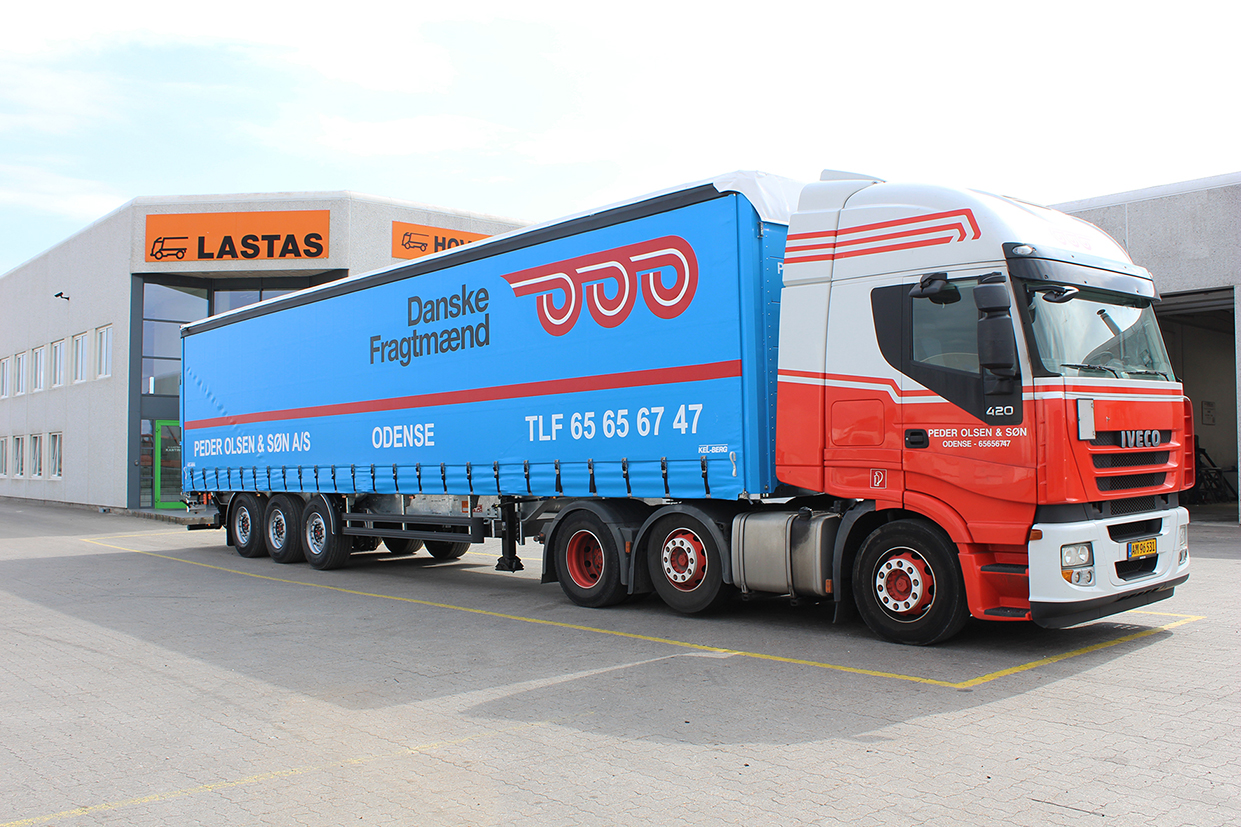 To nye flotte Kel-Berg 3 akslet Maxi-Flexi gardintrailer til Peder ...