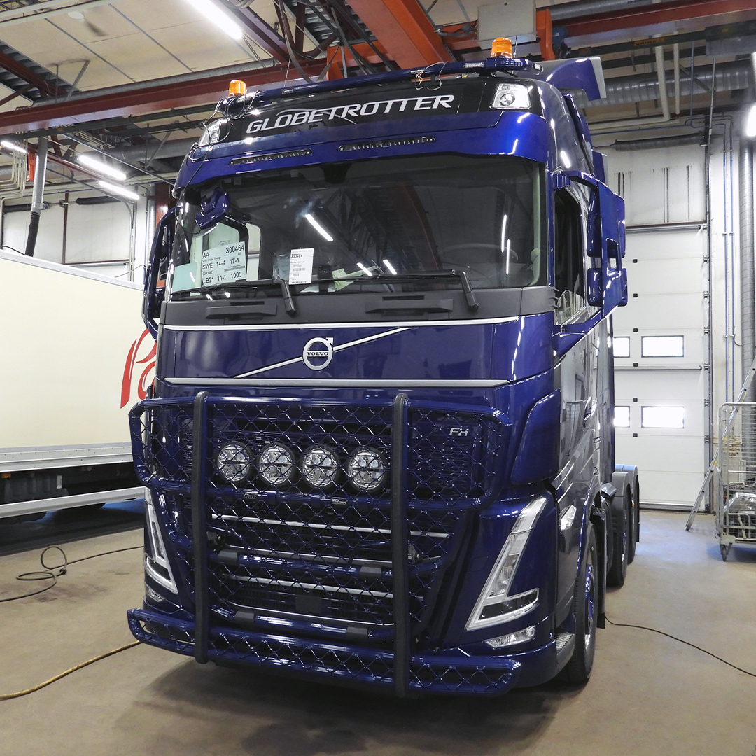 Här monterar Volvo TC Alingsås extraljus i solskyddet på FH