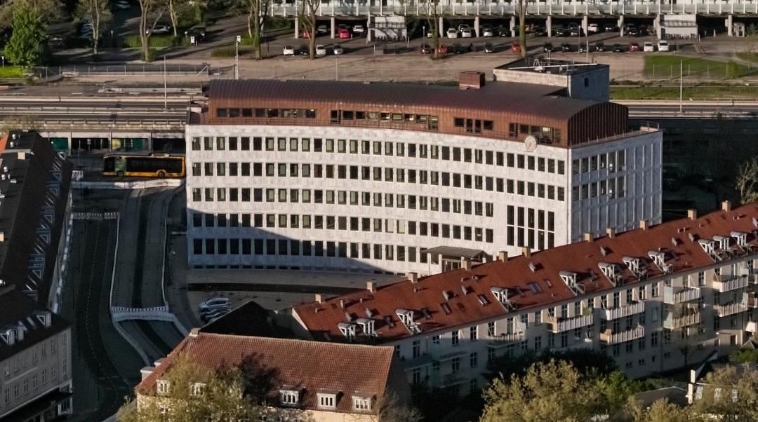 Kom med dronen op over kobbertaget på Lyngby Rådhus