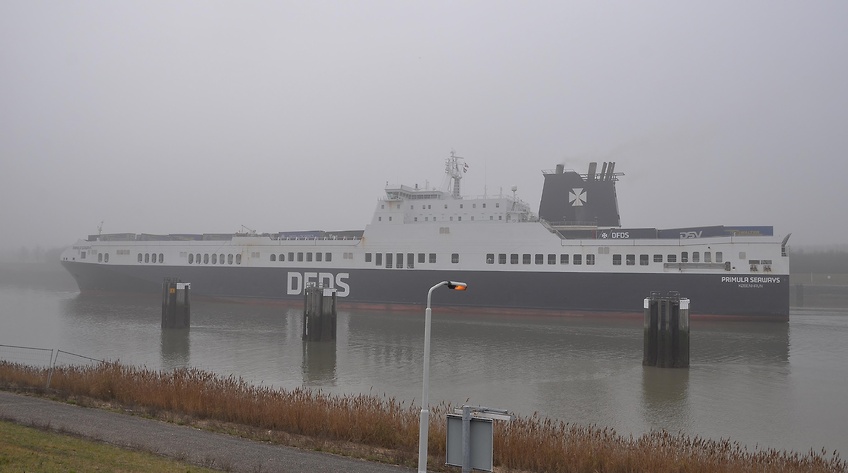 FOTO: DFDS-skib snusede til mudderbanke