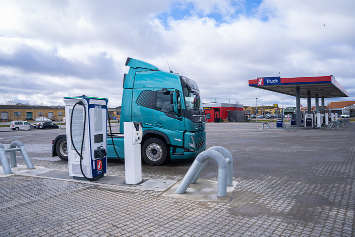 YX klar med landets første offentlige el-lader til lastbiler